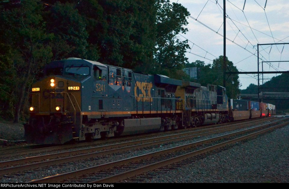 CSX ES40DC 5241 leads L034-23